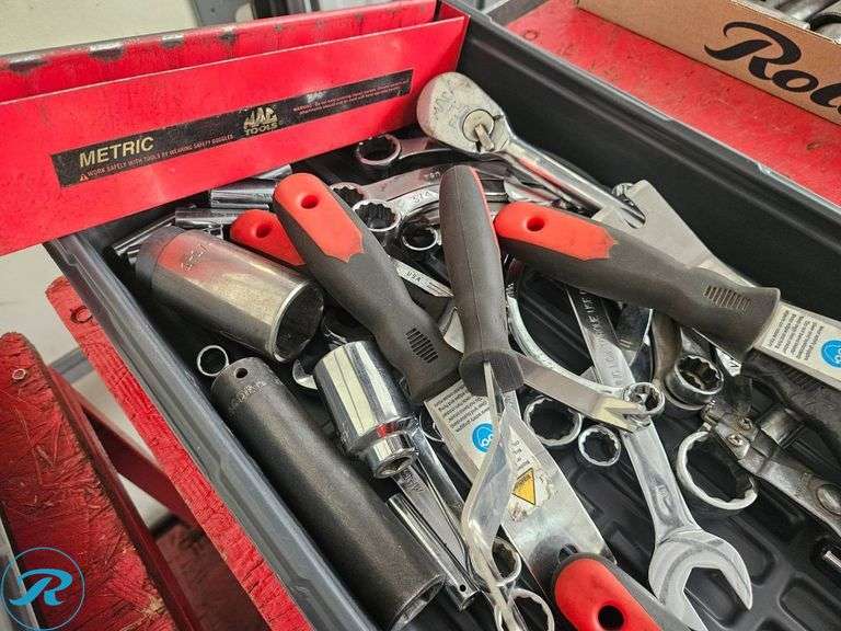 Tray of Mac Tools Hand Tools Including Screwdrivers, Sockets, and Wrenches - Roller Auctions