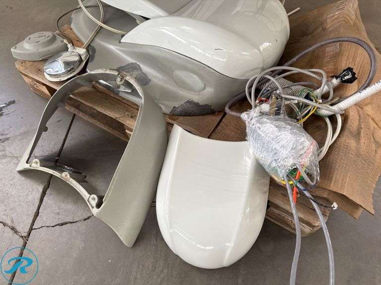 Pelton & Crane SP30 Dental Chair with Accessories (Broken Arm Rest ...