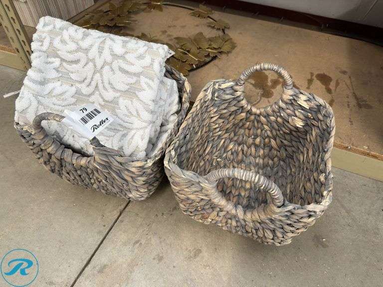 (2) Baskets & Towels - Roller Auctions