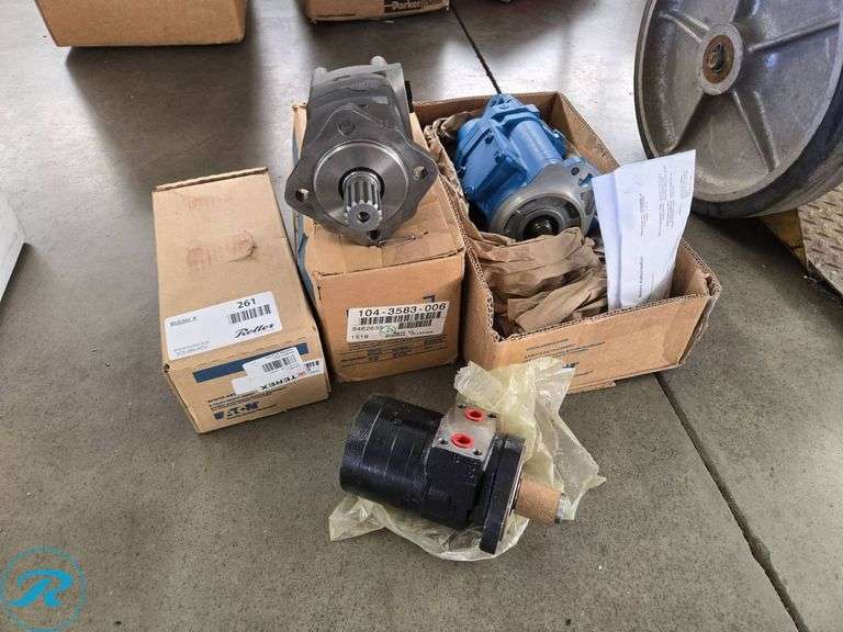 (4) Hydraulic Pumps, Altec 970263111 and Eaton PVE012R, 104-3583-006 ...