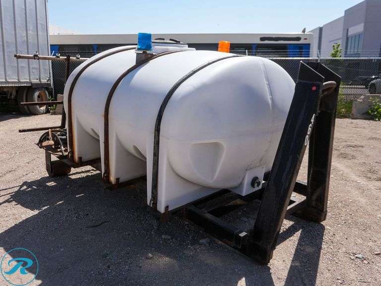 Varitech Industries 1,000 Gal Magnesium Chloride Poly Tank Hook Lift ...