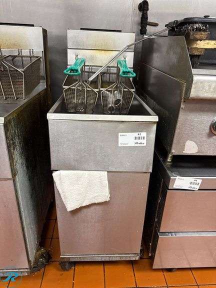 Pitco Model 40S Natural Gas Deep Fryer with Two Baskets - Roller Auctions
