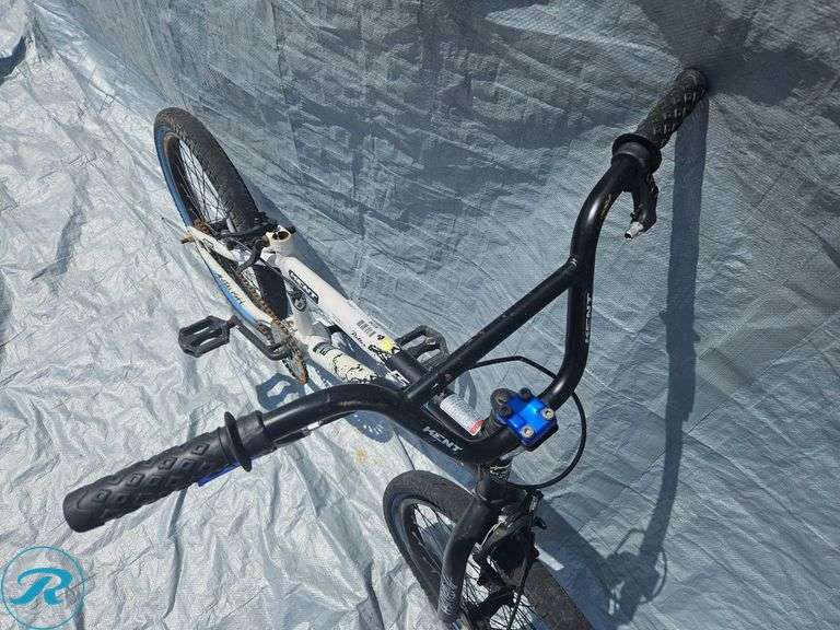 FS20 Ambush BMX Bicycle, Black and White - Roller Auctions