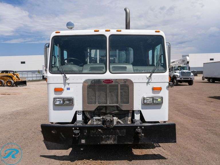 2018 Peterbilt PB320 T/A Trash Truck - Roller Auctions