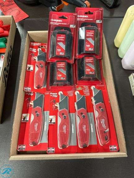 Tray of Milwaukee Compact Utility Knives and Husky Utility Blades ...