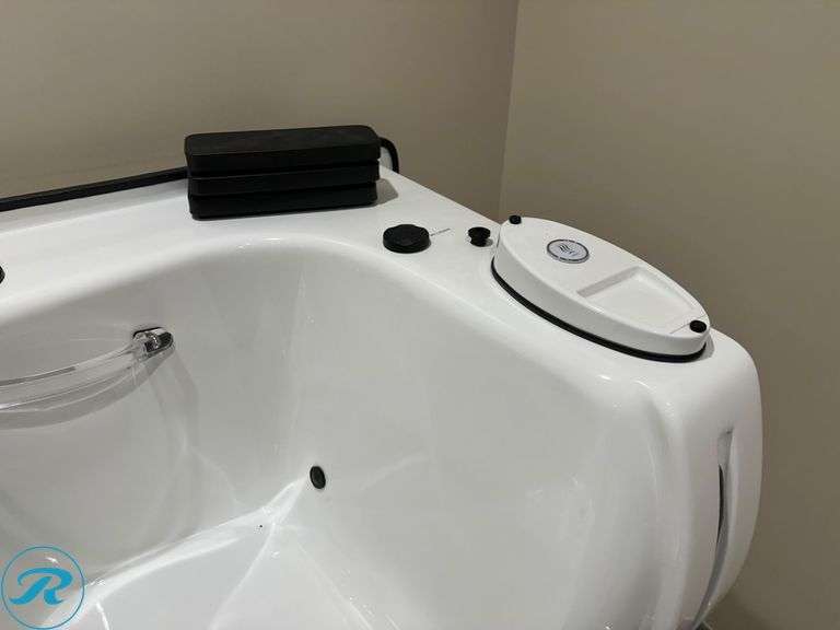 MasterCare MB-68-AV Patient Care Bathtub, 115V - Roller Auctions