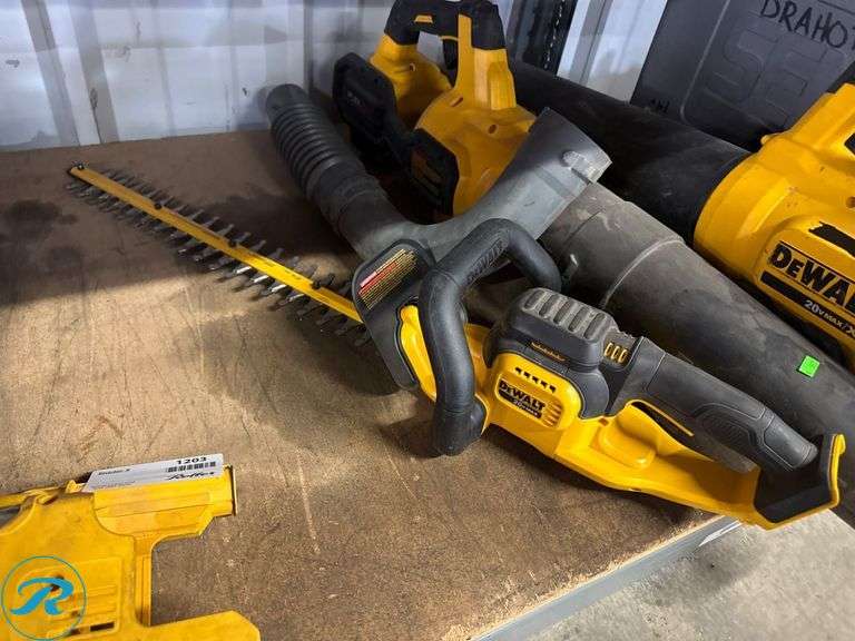 (4) DeWALT Power Tools Including D25203DH Dust Extraction System ...