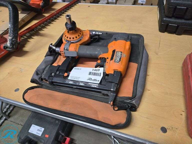 Ridgid Pneumatic Palm Nailer and Nail Gun with Carrying Case - Roller ...