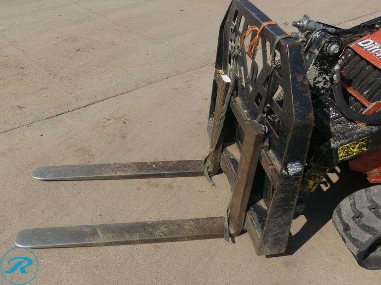 2017 Ditch Witch SK800 Mini Skid Steer Loader - Roller Auctions
