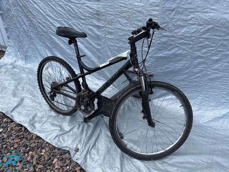 Giant Boulder Mountain Bike, Black - Roller Auctions