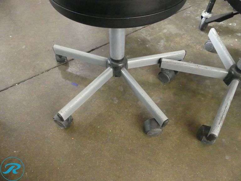 (2) Park Tool Bike Shop Adjustable Rolling Stools - Roller Auctions