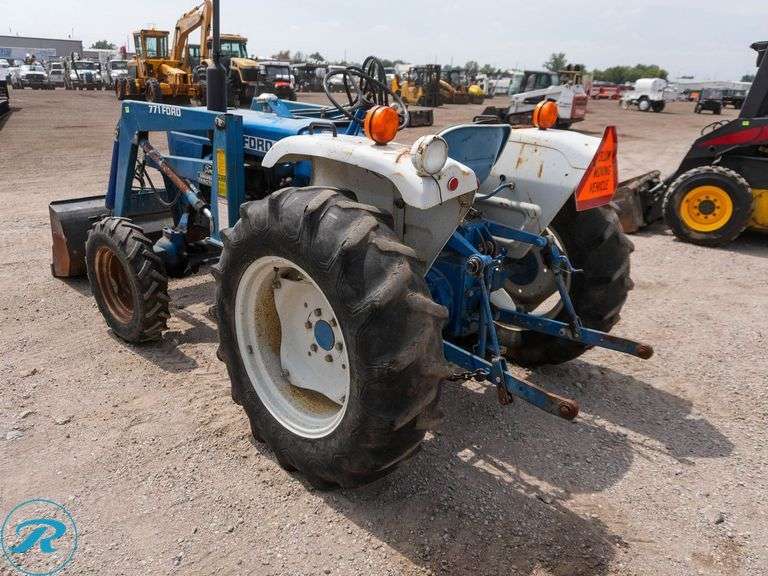 Ford 1900 4WD Tractor/ Loader - Roller Auctions