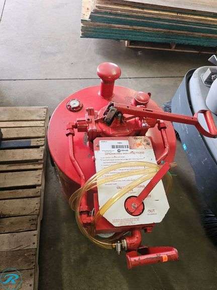 Tempo Model FM3000 Gasoline Tanker, 30 Gallon Capacity - Roller Auctions