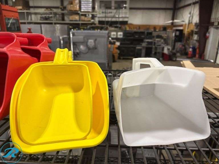 Plastic Ingredient Scoops in Multiple Colors - Roller Auctions