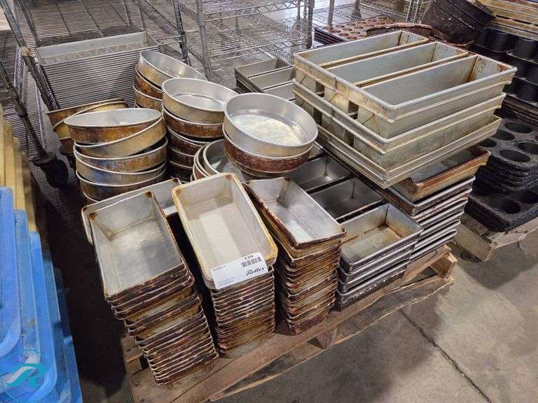 Pallet of Baking Trays and Pans - Roller Auctions