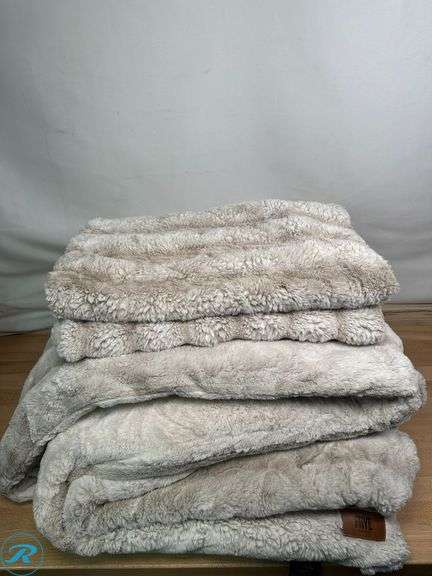 FRYE 3-piece Faux Fur Comforter Set - Used - Roller Auctions