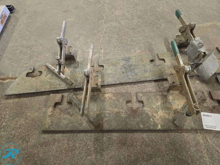 Metal Clamp Fixtures - Roller Auctions