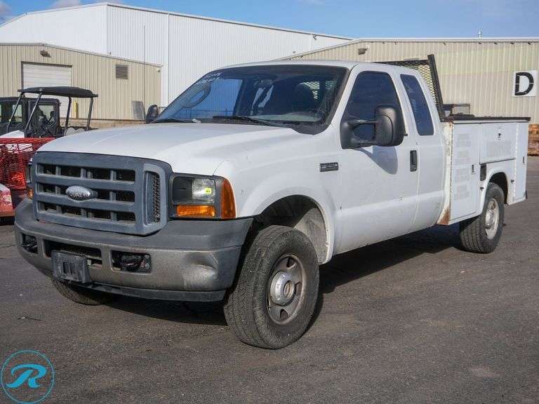 2006 Ford F250 XL Extended Cab Utility Truck - Roller Auctions