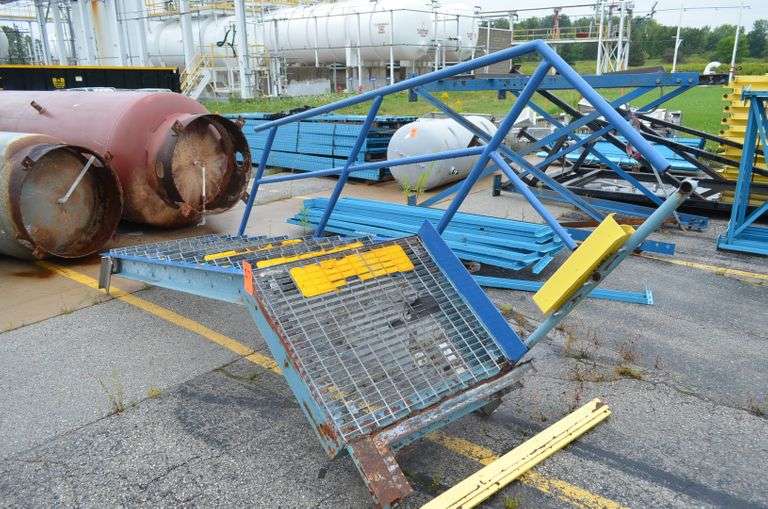 9-STEP PLATFORM LADDER **LOCATED OUTSIDE** - Rosen Systems