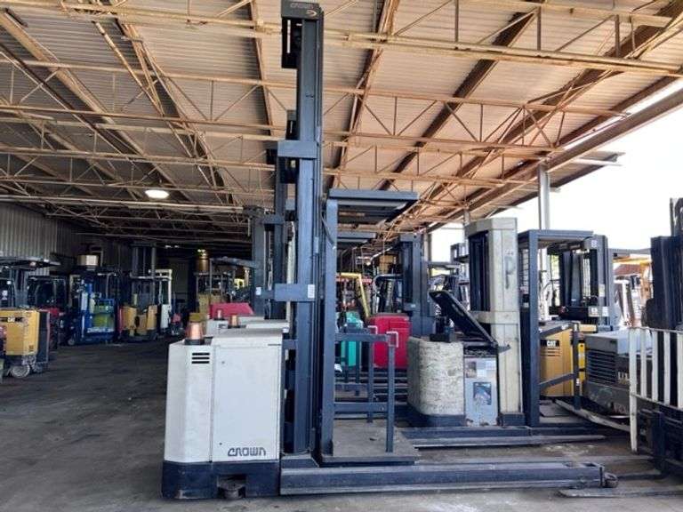 CROWN ELECTRIC CHERRY PICKER LIFT TRUCK MDL. 15SP48TT, S/N 1A267875 ...