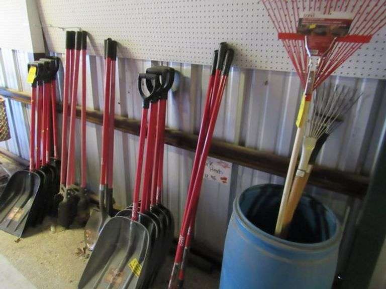 LOT, (21) ASSORTED YARD TOOLS INCLUDING SHOVELS, SCOOP SHOVELS, POST HOLE DIGGERS, HOES AND ...