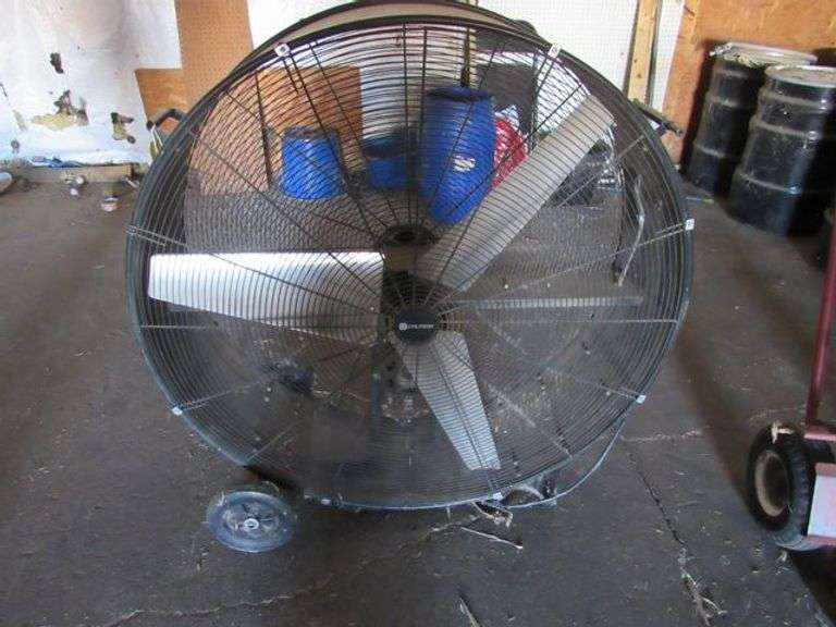 UTILITITECH 40" PORTABLE FAN *Located in east feed shed* - Rosen Systems