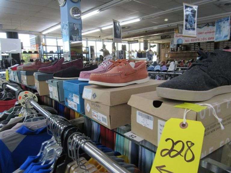 LOT, ASSORTED MEN'S SHOES INCLUDING TOMS AND SPERRY (8) SIZE 7 AND (4 ...