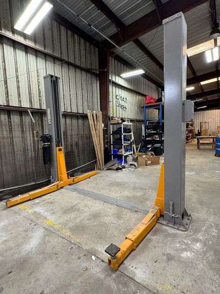 TWO POST TRUCK LIFT 15,000 LBS CAPACITY 3 HP / 60 HZ/ PHASE 1 - Rosen ...