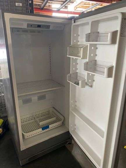 Fridgidaire Professional Refrigerator Model: FPRH19D7LF, S/N 55 *Tested ...