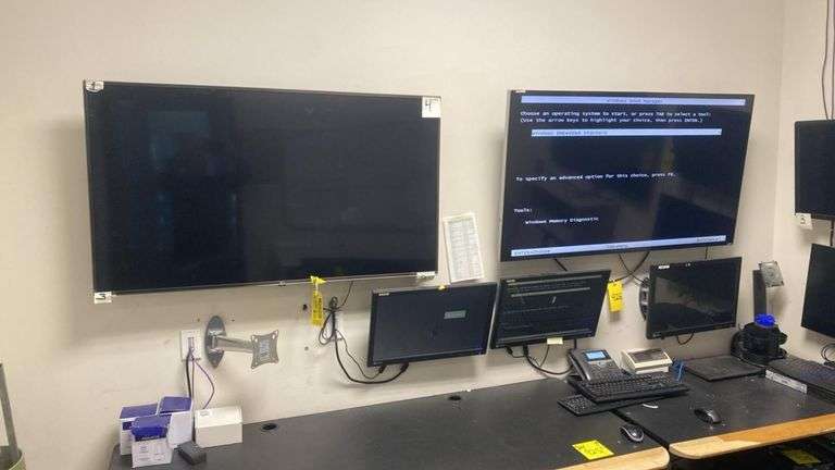 Dell OptiPlex 960 Desktop Computers with Multiple Monitors,Lg tvs, etc ...