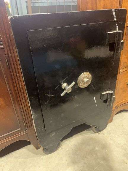 Antique Halls safe co. - Rivers West Auction