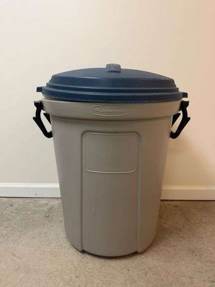 Rubbermaid Roughneck Trash Can with Lid - Ryan Cate Auctions and Real ...