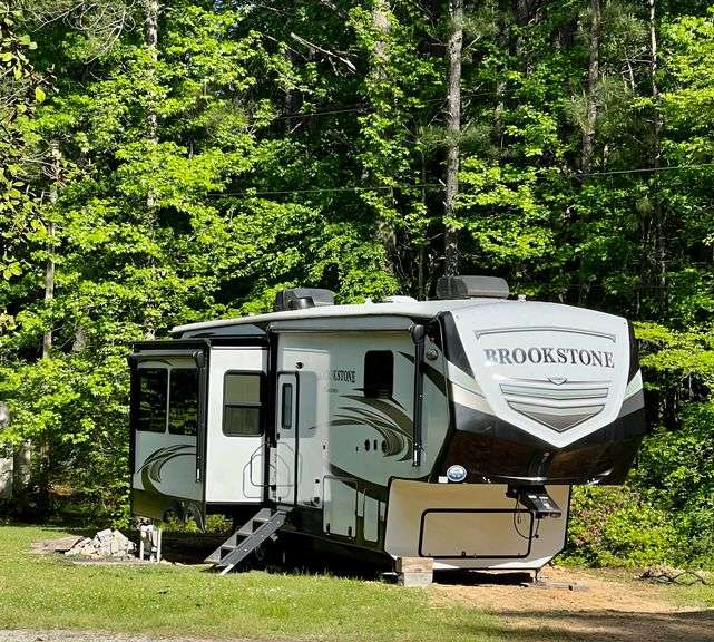 2019 COACHMEN BROOKSTONE Camper 36 foot 3 slides. Has washer and dryer ...