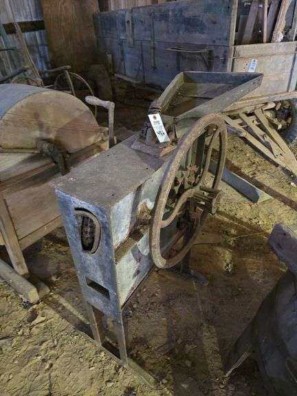 Antique John Deere hand crank corn sheller - Schmid Auction
