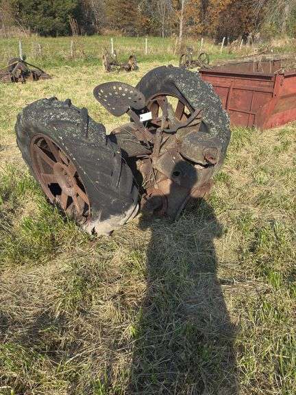 Antique Fordson tractor rear end - Schmid Auction