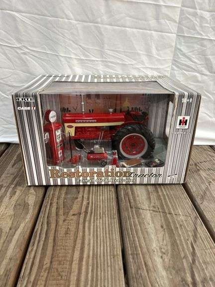 ERTL restoration tractor McCormick Farmall 460 & accessories, 1/16 scale die-cast metal ...