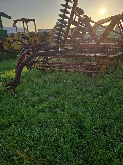 New Holland 256 hay rake - Schmid Auction