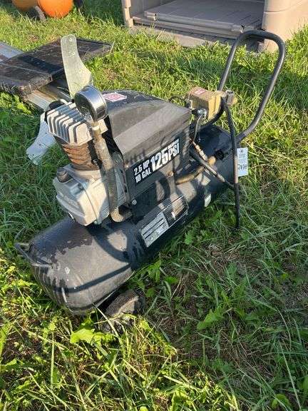 Central Pneumatic 10 gallon air compressor - Schmid Auction