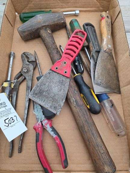 Assortment of tools, hammer, screwdrivers, misc. - Schmid Auction
