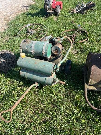 Old gas air compressor - Schmid Auction