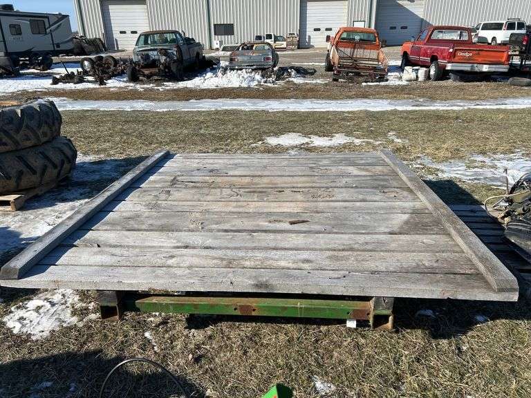 8ft x 8ft wooden platform - Schmid Auction