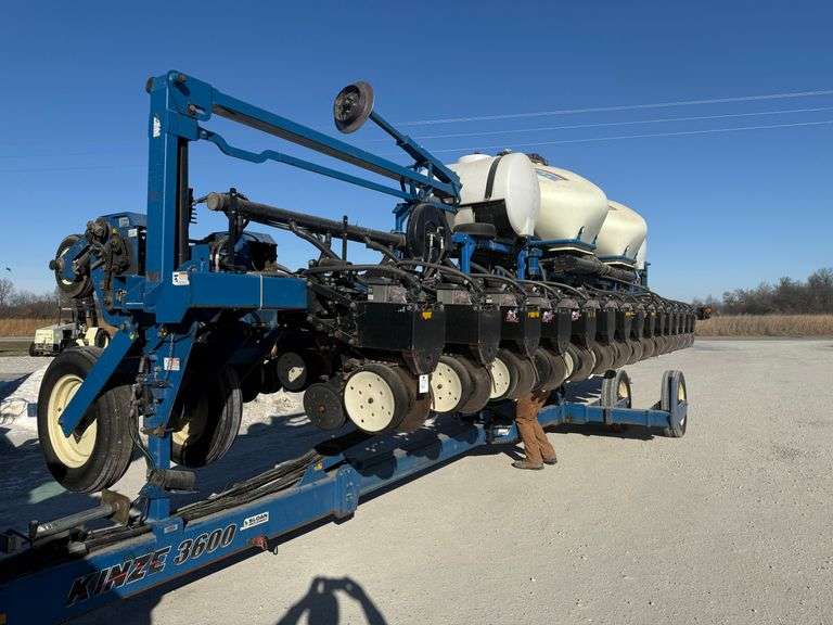 2013 Kinze 3600 split row 16-31 planter ASD Center Fill, Gen 2 20/20 ...