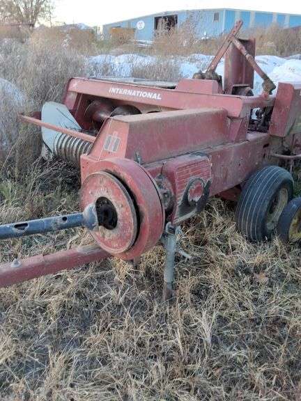International 435 T Small Square Baler, 540pto, String Tie - Schmid Auction