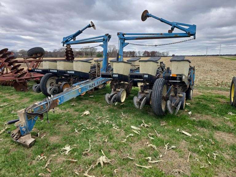 Kinze Econo Fold 12 Row Planter, 30'', manual fold, corn and bean ...