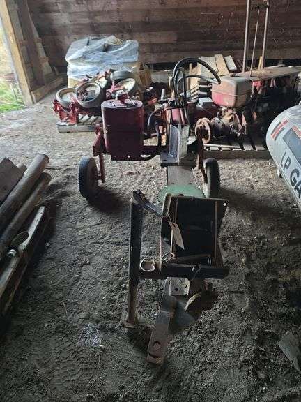 Boss log splitter with hydraulics that run off gas engine - Schmid Auction