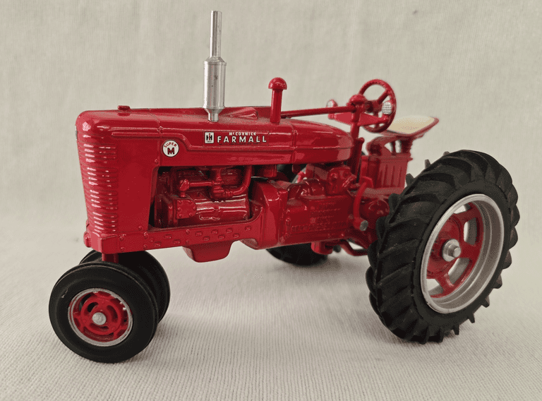 Farmall Super M Narrow Front Tractor, 1/16 Scale - Schmid Auction