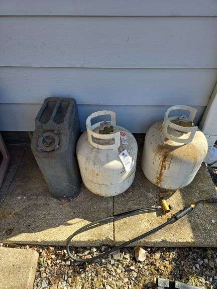 2 propane tanks, one old style, 1 new style - Schmid Auction