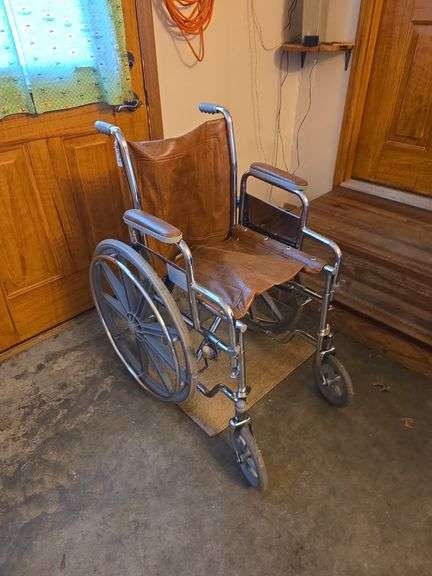 Sunmark folding wheelchair missing foot rest - Schmid Auction