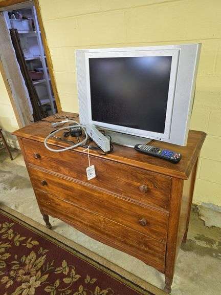 3 drawer dresser Sanyo 20"TV, power strip - Schmid Auction