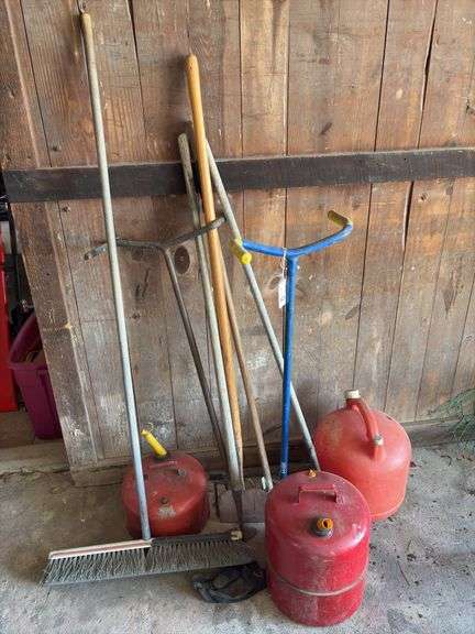 Gas can, broom, metal gas can, scraper, garden claw, misc. - Schmid Auction